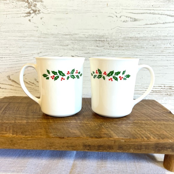 Corningware | Dining | Vintage Corning Ware Christmas Cups Mugs Holly ...